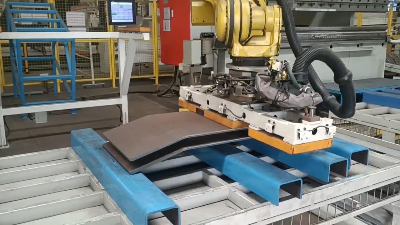 FANUC Robot Gripper Manipulates Steel for Bending Machine | HVR MAG