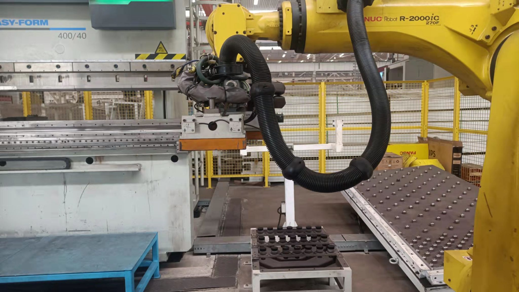 FANUC Robot Gripper Manipulates Steel for Bending Machine | HVR MAG