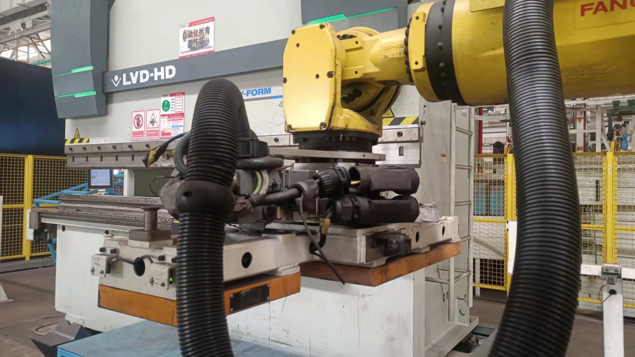 FANUC Robot Gripper Manipulates Steel for Bending Machine | HVR MAG